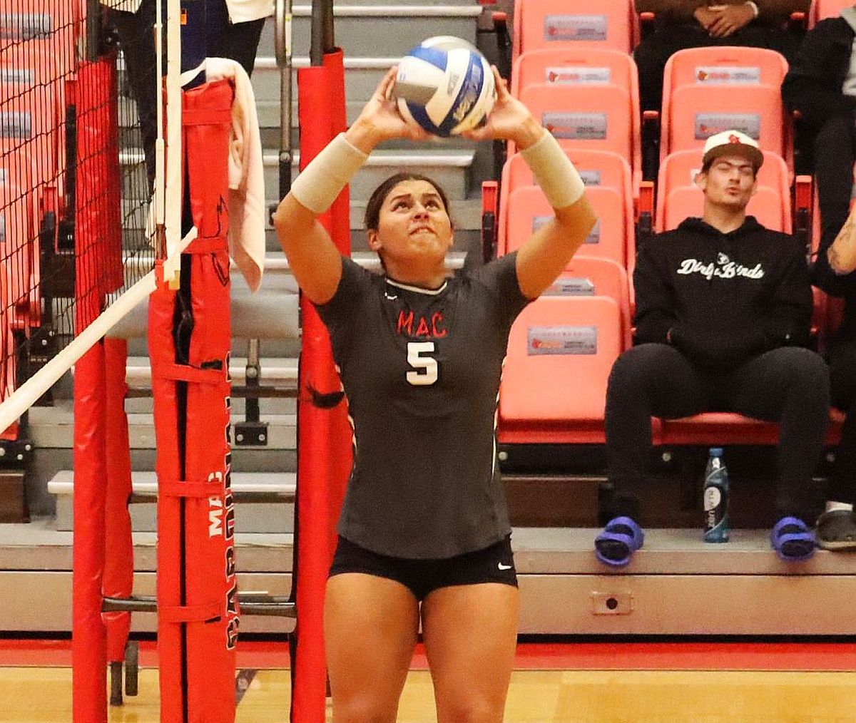 Below, de Carvalho grace all-region First Team again – Daily Journal Online