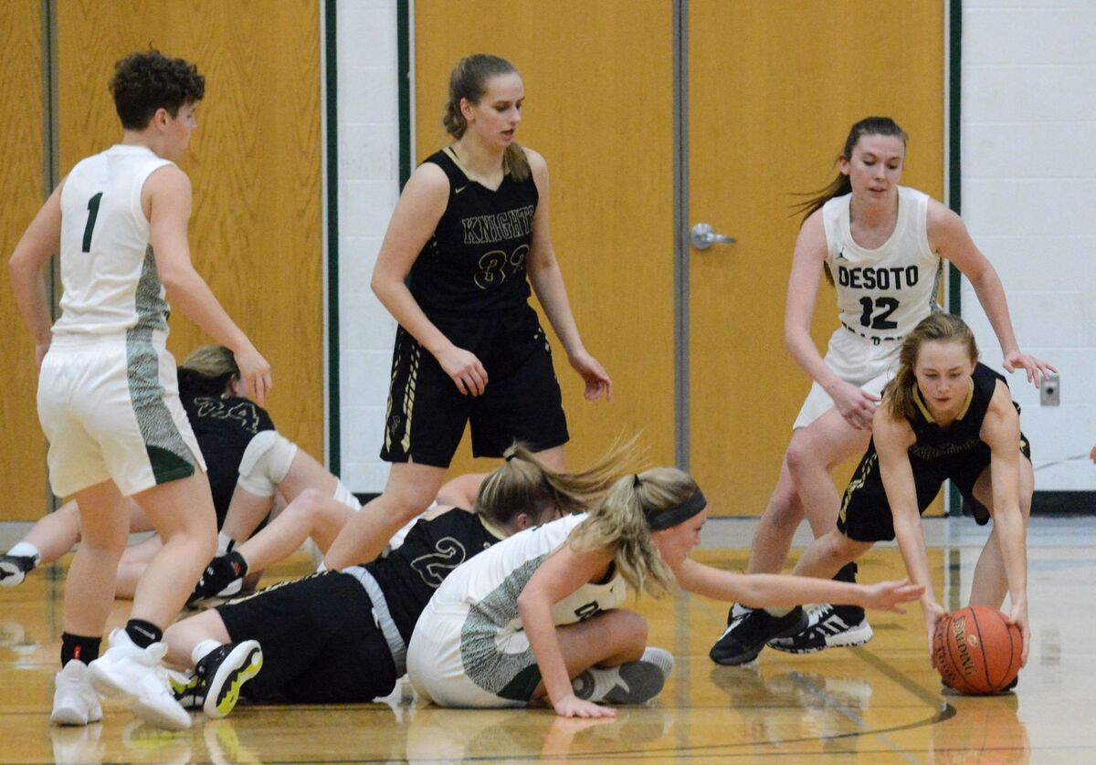 Roundup: Knights lock up De Soto with feisty defense – Daily Journal Online