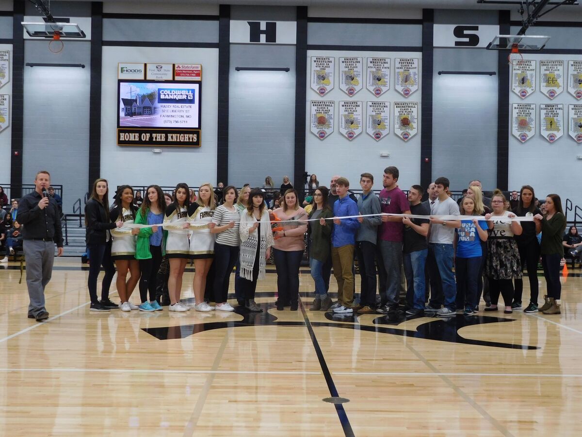 Ribbon cutting held for field house – Daily Journal Online